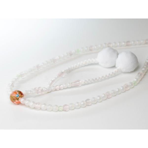 【この商品のご案内】アクリル樹脂製で親玉（最も大きな玉）に花柄のデザインが施されたおしゃれな念珠です。主玉にはホワイトとピンクの玉を使用し、四菩薩の玉にワンポイントでライトグリーンを使用しています。プレゼントにもピッタリです。【製品仕様】《...