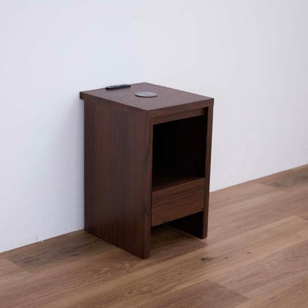 【サイズ】幅30cm ×奥行35cm ×高さ50cm【材質】MDF/強化紙【カラー】ウォールナット◆天板にはスマートフォンを置くだけで充電できる置き型式急速充電器が付いています。◆天板にはホコリが入りにくいスライド式１５００W２口コンセント...