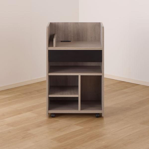 【サイズ】幅57cm ×奥行43cm ×高さ90cm【材質】プリント紙化粧繊維板【カラー】グレージュ◆タブレット立て付きでデジタル学習や作業が快適です。◆スライドカバー付き2口コンセント　ランドセルラックには2口タイプのコンセントが付いてお...