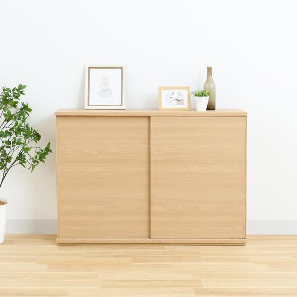 【サイズ】幅120cm ×奥行30cm ×高さ85cm【材質】プリント紙化粧繊維板【カラー】ナチュラルすっきり、ぴったり、きれいに収納！カウンター下にピッタリ収納できる収納ピタシエシリーズ●開け閉めのスペースをとらない「引戸」タイプ●収納物...