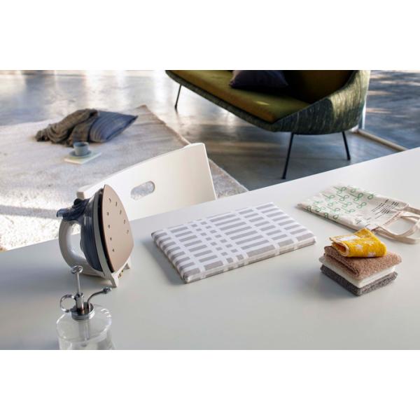 ミニハンカチやアップリケの取り付けなど、わざわざアイロン台を出すまでもないちょっとしたアイロンがけにぴったりなサイズ感のアイロンボード。コンパクトなサイズなので本棚やファイルケースにも収まり、置く場所も選びません。裾上げなどの折り目付けやネ...