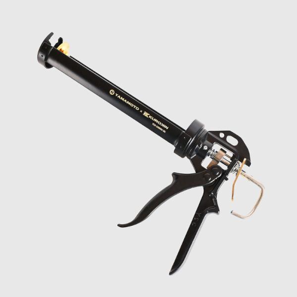 仕様●容量：330ml●全長：370mm●重量：80g●外径：適応カートリッジ　50mm●長さ：適応カートリッジ　210〜230mm製品特徴●グラつきが発生しない回転部にビス止めを採用。ハンドル回転時の緩みを防ぎ長時間の使用でもグラつきが発...