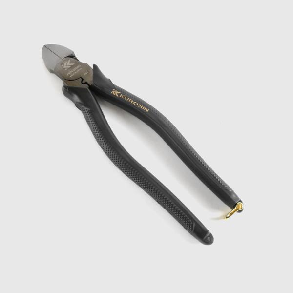 ●銅管潰し切り、ステップル(NO.3まで)、VA/VVF線の切断から、結束バンドのツラ切りまで可能な万能型ニッパ●刃部は耐久重視の設計×偏芯機構採用●刃の表側をフラットに近い形状にしているので、結束バンドのツラ切りが可能ですスペック（切断能...