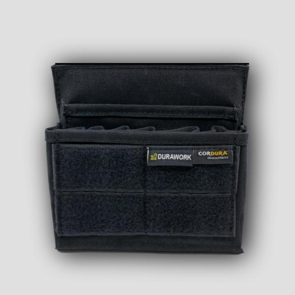 ●スリムツールポケット6個前面と背面に仕切りがあり、小型ツールやスクイジー専用の収納スペースが6つあります。素早く取り出しやすく、整理整頓に最適です。●カスタマイズ可能なフロントウェビングフロントウェビングパネルはベルクロ式のアタッチメント...