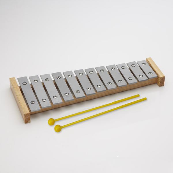 おもちゃ感覚で楽しめる、リーズナブルプライスの鉄琴。 楽器としても楽しめるように、調律された音板を使用しています。見た目も楽しいカラフル音板(8C，12CH)、本格的アルミ音板(12AL，12ALH)の4モデル。■ 12音■ C（ド）〜G（...