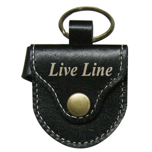 バッグにも使われているソフトな牛革を採用し、使いやすさ抜群！50〜60mm幅ストラップに装着可能なピックケースとしてはもちろん、コインケースや小物入れとしても使える優れモノ。Oリング装備でキーホルダーにもなり、使い方はあなた次第です。 さり...