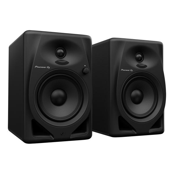 DM-50Dは、「DM-40」の基本性能をアップデートし、細部まで聞き取りやすいなめらかさやバランスと、臨場感あふれるパワフルな低域表現を両立させるような音質にしました。DJや楽曲制作をこれから始める方でも、用途や環境に応じてDJモードとP...