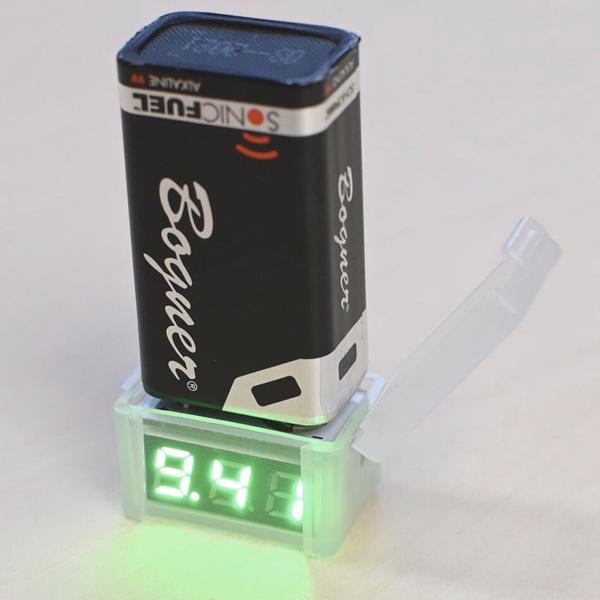 本体重量は約9グラムと軽量で、楽器のケースのポケット等に入れておき、必要な時に電池の残量を測定することができます。エレアコ、アクティブギター、アクティブベース、エフェクター等の電池の残量確認に。表示はデジタル表示で、電池の電圧を表示します。...