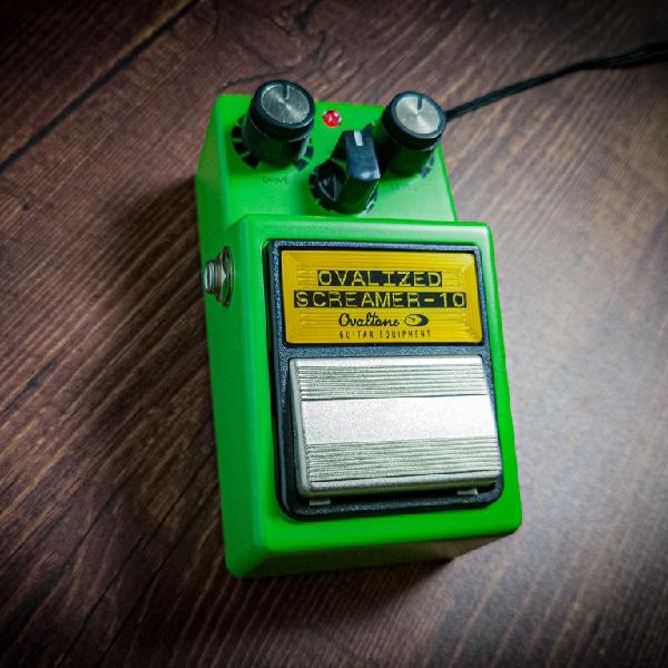 ナローで温かい中域が魅力のTS-10を意識したModです。周波数、ダイナミックレンジ共にナローな方向にチューニングし、ローゲインでは平滑化された聴きやすいクランチを、ハイゲインでは飽和感のあるスモーキーなリードサウンドを提供します。TS-1...