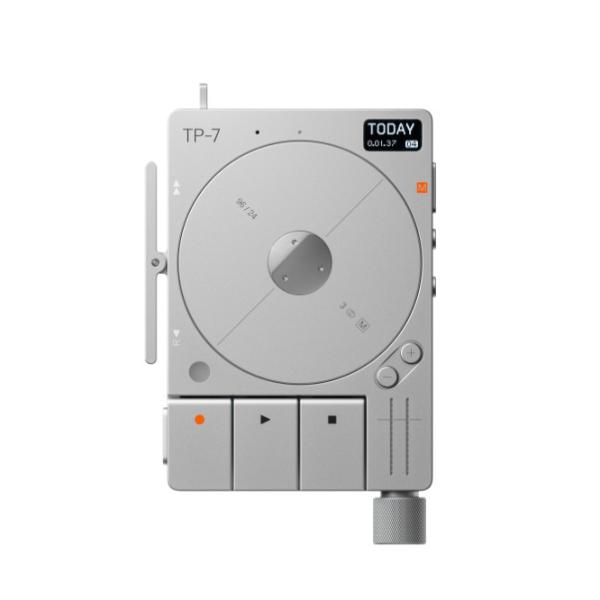 TP-7は、録音と再生の究極のポータブル・オーディオレコーダーです。内蔵マイクとスピーカーを使って手軽に録音・再生できるほか、3系統の双方向ジャックに外部マイクやヘッドセット、その他のオーディオ機器を接続することも可能です。接続はUSB-C...
