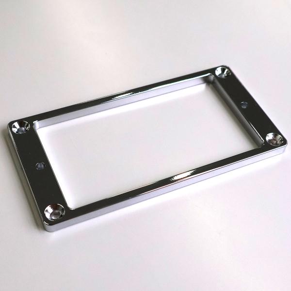 パシフィカ600シリーズにも対応するハムバッカー用エスカッション（ピックアップリング）。4mm厚のアルミ削り出し+メッキ仕様。バリ取りはもちろん、エッジ部分の面取りも丁寧に行われています。背面のザグリを入れていないため、取り付けるギターによ...