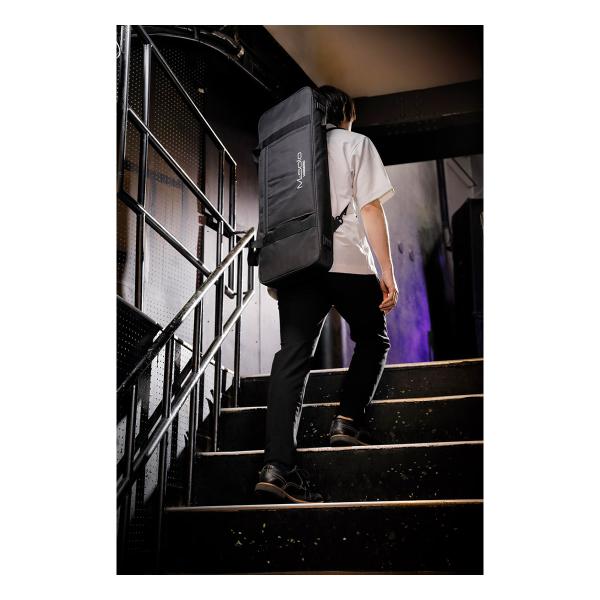 M-solo用のソフトケースで、背負うことができます。寸法 W77.5×D30×H10cm（収納ポケット含む）重量 0.9kg対応機種 M-solo