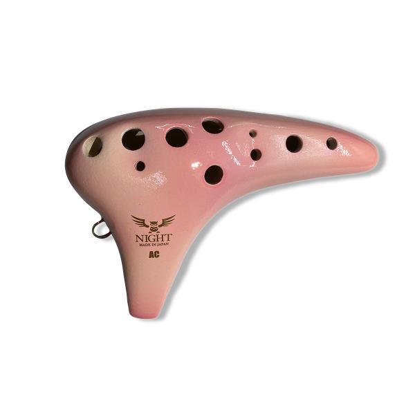 オカリナを始められて、入門段階を修了された皆様へ、よりオカリナらしい音色をお楽しみいただきたいという願いを込めて製作したモデルです。「調」〜Shirabe〜 の深く優しい音色をお感じください。「和」を感じさせる「撫子」（Pink）カラー、華...