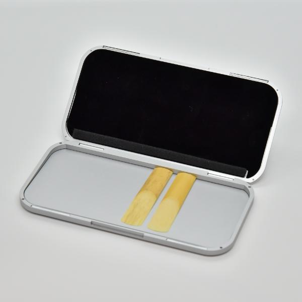 人気のGALAXリードケースに新しいラインナップが加わりました。アルミニウム製の堅牢かつ軽量なボディで、サイズは6.7インチサイズのスマートフォンとほぼ同等。世界で最もコンパクトかつスタイリッシュなリードケースです。■サイズ：約164mm×...