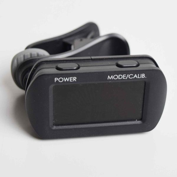 クロマチック、ウクレレ、ギター、ベースに対応したクリップ型チューナー。