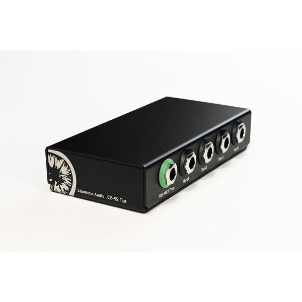 エフェクターの下に敷くことを想定した、音質重視のシグナルジャンクションボックス。一般的なコンパクトエフェクターと同サイズであり、ペダルボードのスペースを無駄にすることなくジャンクションボックスを配置することが可能です。内部には専用の基板を配...