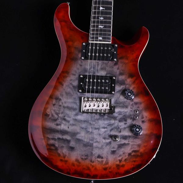 SE Custom 24-08 Quiltは、オリジナルのCustom 24のメイプル・トップ、マホガニー・バック、ローズウッド指板、24フレット、25インチ・スケール、バード・インレイ、2基のハムバッカー、ヘッドのシグネチャー・ロゴ、そし...