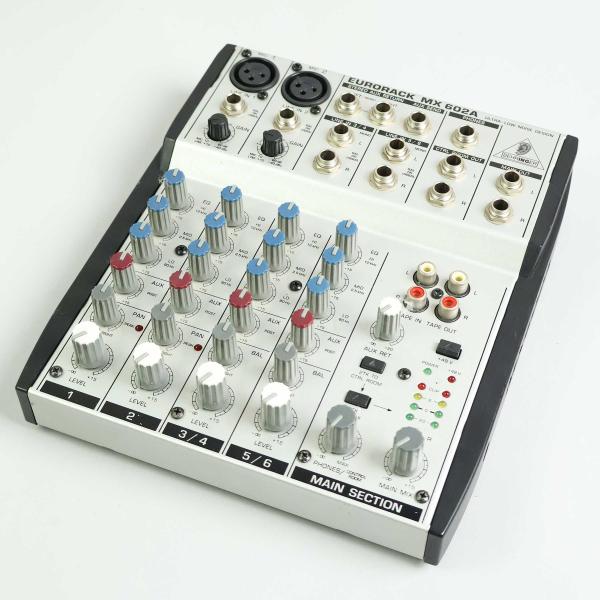 モノラル2ch+ステレオ2ch（実質6ch）のコンパクトなアナログミキサー。低ノイズのディスクリートマイクプリアンプ、3バンドEQ、1AUXセンドを搭載し、外部電源採用でノイズを低減。テープ入出力、4セグメントLEDメーターを備え、DTMや...