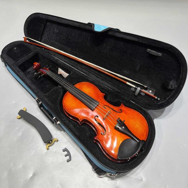 本体使用感・傷多数あり、指板にマスキングテープが貼られた跡が若干残っています。画像参照。弦、弓は交換せずそのままのお渡しとなるため特価となります。ケース、弓、肩当て付属。現品画像