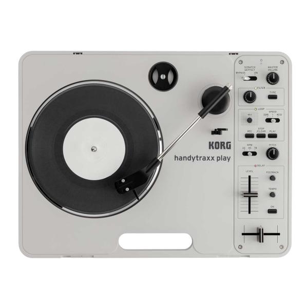 どこでも気軽にレコードを聴くことができる、オールインワンタイプのポータブル・レコードプレーヤーを世界に広めた、Vestax Handy Trax。その特別な存在は、ストリートでDJプレイ＆スクラッチを楽しみスキルを競い合う、Portabli...