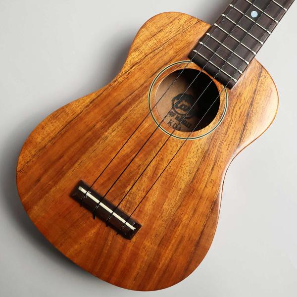 ハワイ・ラナイ製のコアウッドボディのソプラノウクレレです。ボディ内側にはヤシの木のロゴが入り、ネックベースに”TR 2005　3 5”の刻印があります。ボディトップにはコア独特の素朴な杢目が現れ、ヘッドにはヤシの木のロゴにマザーオブパールが...
