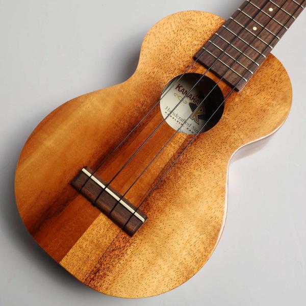 ウクレレの王様とも呼ばれている”カマカ”の人気スタンダードモデル！ハワイアンコアのボディは、杢目をしっかりと魅せる為にラッカー仕上げで行われ、１本１本違う表情を見せてくれます。初めての方でも扱いやすい演奏性と、芯のあるしっかりとしたサウンド...