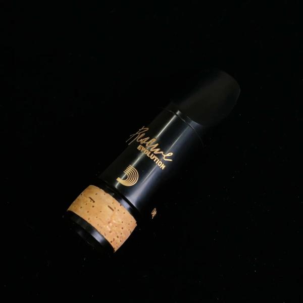 成型（型取り）は一切行わず、ハードラバーから完全削り出しで生産することにより、高品質で均一性がとれたマウスピースになっています。内径の設計を一新したことにより、豊かでまとまりのある音色と様々な音楽スタイルに対応できる高い柔軟性を備えています。