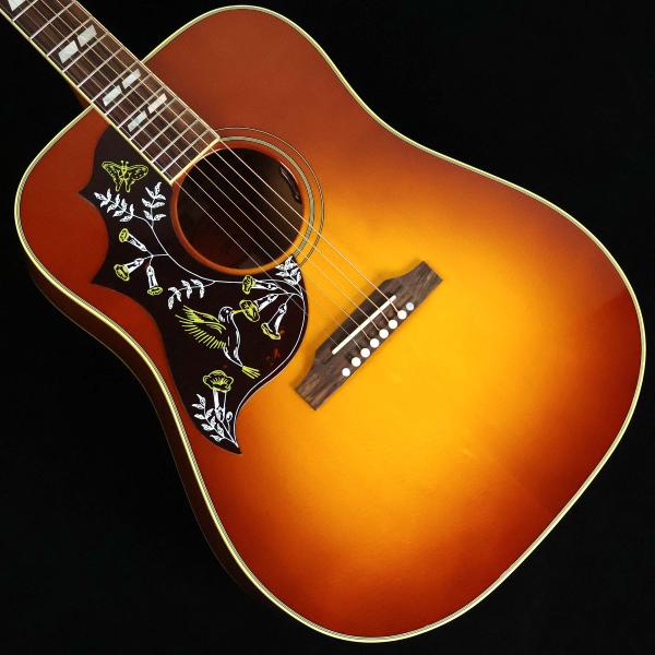 1960年、「弾き語りに最適なモデル」として誕生したHummingbirdのレフトハンドモデル。ギブソンとしてはスクエアショルダー・シェイプの第一弾でした。木材の構成はギブソンを代表するJ-45と共通していますが、Hummingbirdの方...