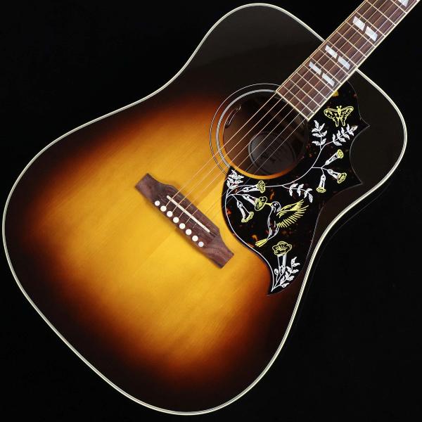 1960年、「弾き語りに最適なモデル」として誕生したHummingbirdのレフトハンドモデル。ギブソンとしてはスクエアショルダー・シェイプの第一弾でした。木材の構成はギブソンを代表するJ-45と共通していますが、Hummingbirdの方...