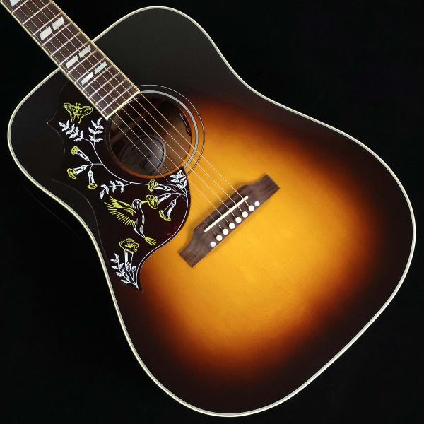 1960年、「弾き語りに最適なモデル」として誕生したHummingbird。ギブソンとしてはスクエアショルダー・シェイプの第一弾でした。木材の構成はギブソンを代表するJ-45と共通していますが、Hummingbirdの方がボディサイズが大き...