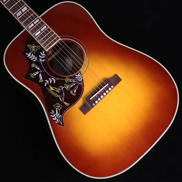 1960年、「弾き語りに最適なモデル」として誕生したHummingbird。ギブソンとしてはスクエアショルダー・シェイプの第一弾でした。こちらのモデルはボディサイド&amp;バックにローズウッドを新採用。トラディショナルなマホガニーモデルに...