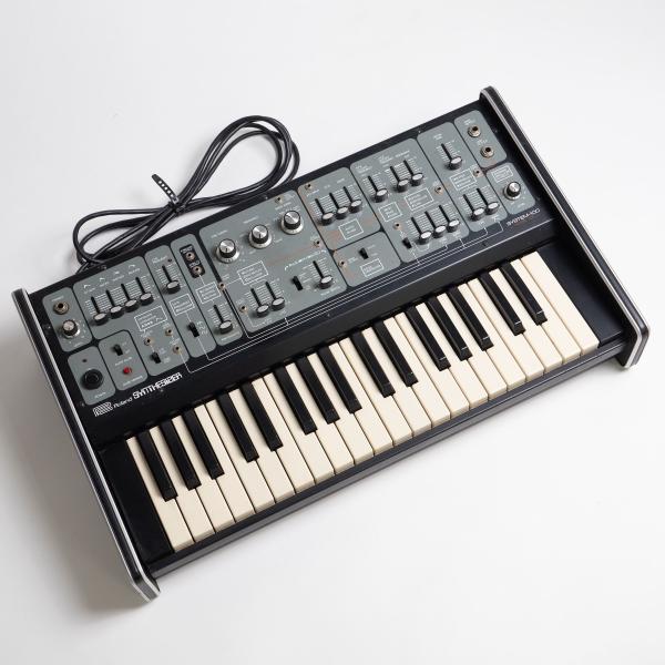 1975年発売のセミモジュラー・モノシンセ。拡張モジュール「Model102」、ミキサーモジュールの「Model103」などが販売されていたRoland SYSTEM100の核となるシンセサイザーモジュール「Model101」です。1VCA...