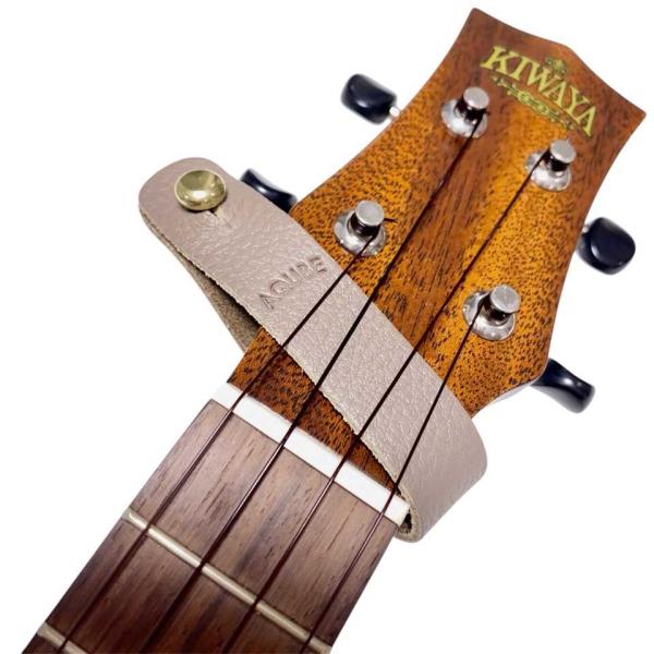 「毎回、ウクレレのヘッド部分にストラップを紐で結ぶのが面倒…」「もっと安定感があり、見た目にもスマートなものが欲しい」そんなお悩みをお持ちの方におすすめしたいのが、こちらのヘッドストラップ。やわらかく、しなやかな本革を使用しており、紐タイプ...