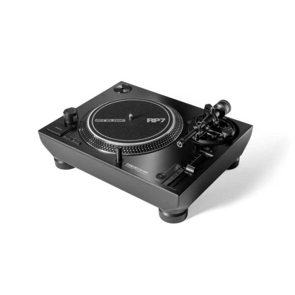「RP-7」は、45回転レコード文化へのオマージュとして生まれた、世界初の7インチ専用DJターンテーブル。プロフェッショナルユースの性能をそのままに、小型化を実現。高トルクのDCモーター、高精度トーンアーム、±35％までのテンポ調整など、本...