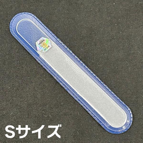 普通のガラスの約４倍の硬さの強化耐熱ガラスで加工されるブラジェク・ガラス爪やすりは 何十年使ってもその機能が衰えることなくきめ細かさを維持することが可能です。 やすり面は特殊な技法で加工されており、表面には１０〜１００ミクロンという極小の半...