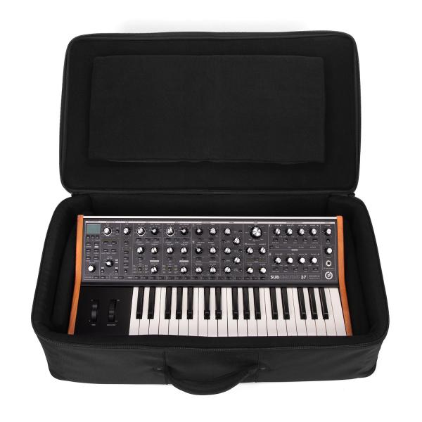 ※ケースのみの販売となります。画像に記載されている楽器本体、ケーブルなどは付属いたしません。moog Subsequent 37にぴったりフィットする、軽量で堅牢なSUSTAINシリーズのバックパックケース。持ち運びの多いクリエイターやミュ...