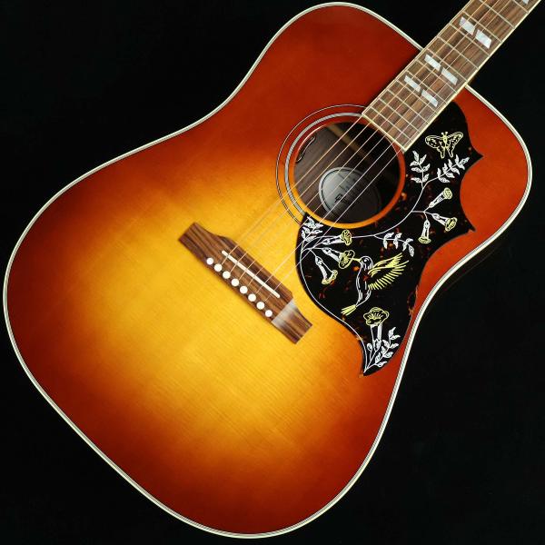 1960年、「弾き語りに最適なモデル」として誕生したHummingbird。ギブソンとしてはスクエアショルダー・シェイプの第一弾でした。こちらのモデルはボディサイド&amp;バックにローズウッドを新採用。トラディショナルなマホガニーモデルに...