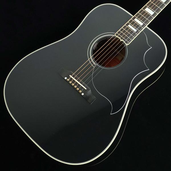 1960年、「弾き語りに最適なモデル」として誕生したHummingbird。ギブソンとしてはスクエアショルダー・シェイプの第一弾でした。木材の構成はギブソンを代表するJ-45と共通していますが、Hummingbirdの方がボディサイズが大き...