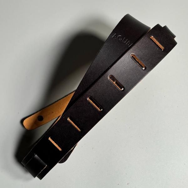 多くのアーティストが使用しているブランド「AQUBE」から、当社オリジナルカラーのギターストラップが登場！約99cm 134cmまで調整が可能です。※商品に使用している素材はその性質上および水分や湿気、発汗、摩耗により色落ちいたします。淡色...