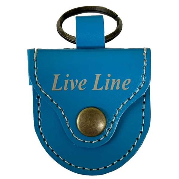 バッグにも使われているソフトな牛革を採用し、使いやすさ抜群！50〜60mm幅ストラップに装着可能なピックケースとしてはもちろん、コインケースや小物入れとしても使える優れモノ。Oリング装備でキーホルダーにもなり、使い方はあなた次第です。 さり...