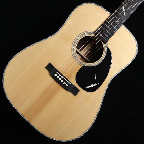 The Eagleの2026年限定モデルでは、音と個性を追求しセレクトされた上質な素材を採用。40年以上の時を経た80’s Sitka SpruceとIndian Rosewoodを組み合わせ、ボディバックセンターにPremium Flam...