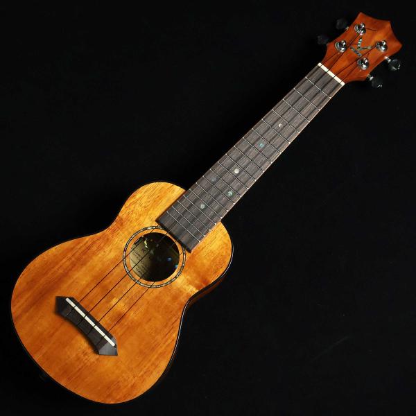 ハワイ産の上質なコア材を贅沢にオール単板で使用したソプラノ・ウクレレです。「34」は、ソプラノボディにコンサートサイズのネックを接合したロングネック仕様であることを示しており、ソロ演奏にも適した高い操作性を誇ります。ボディ全体にハワイアン・...