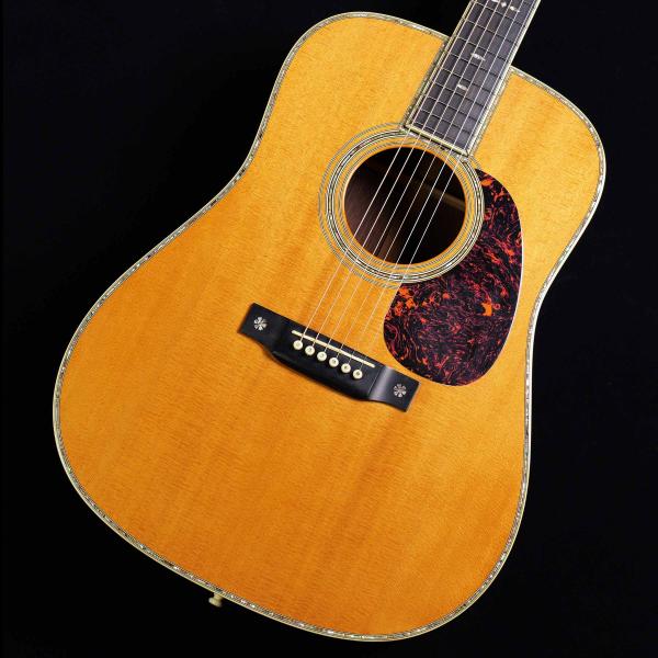 D-45に準ずる上級素材を使って製作されるD-42が中古で入荷。D-41に比べ、バインディングやインレイが華やかになり、「フォワードシフテッドスキャロップドXブレーシング」がD-42らしいそのサウンドを決定づけます。D-45、D-41と異な...