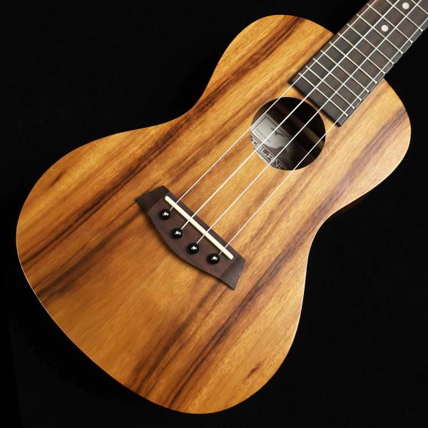 Islanderのメインシリーズ。シンプルでスタンダードなモデルです。手頃な価格ながら、Kanile'a（カニレア）のデザインやサウンドメイキングを踏襲した楽器に仕上がっています。シリーズ名：Acacia Seriesサイズ：コンサートボデ...
