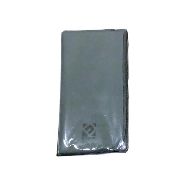 ネル製のクロス。吸水性が高く、弦についた汗の拭き取りや、クリーナー・オイルでのお手入れに向いています。また、大判で拭き取り面積が大きいため、ギターのフレットクリーニングなどのクロスが汚れやすいメンテナンス時にもおすすめです。サイズ：38cm...