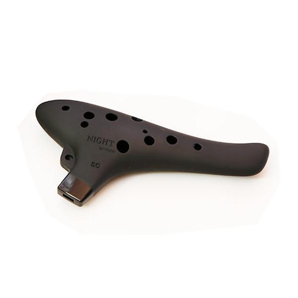 日本のナイトオカリナと韓国のノーブルオカリナがコラボレーションした人気モデル。プラスチック製でありながら、しっかりと吹き込むことで、太く力強い音色をお楽しみいただけます。表面はラバー調の仕上げになっているため滑りにくく、手にフィットする感じ...