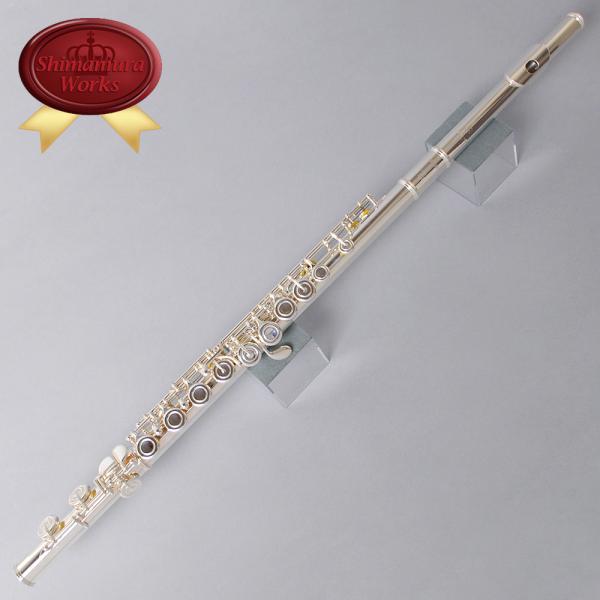 フルートを始める方にオススメのヤマハのスタンダードシリーズ。頭部管銀製モデル。【商品説明】音を大きく左右する頭部管には、まろやかで深みのある音色を生み出す銀を採用。管体パイプに用いた白銅の響きやすさとのバランスが、表現の幅を広げます。【仕様...