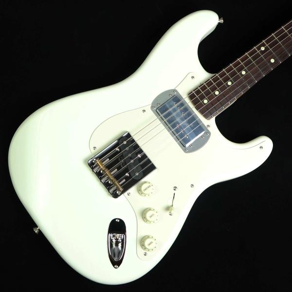 ホワイトのサテンフィニッシュを施したアッシュボディーはセンター部分を残し左右をくり抜いたシンライン構造。オリジナルのアルミ削り出しエスカッションにマウントされたCuNiFe Wide Range Humbuckerと合わせる事で太く温かい音...