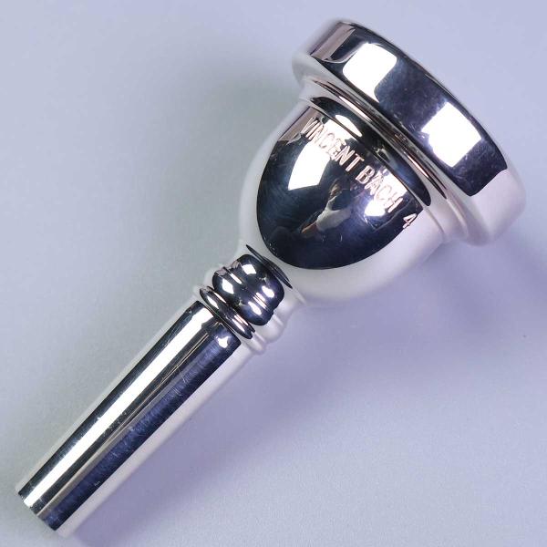 バックのマウスピースは、世界中でプロフェッショナルから初心者まで最もよく使われています。貧弱な楽器をレベルアップさせ、良い楽器はいっそう良くなります。豊かな音量で、イントネーションに優れ、高い音から低い音まで反応がよく、響きが豊かで、全域に...