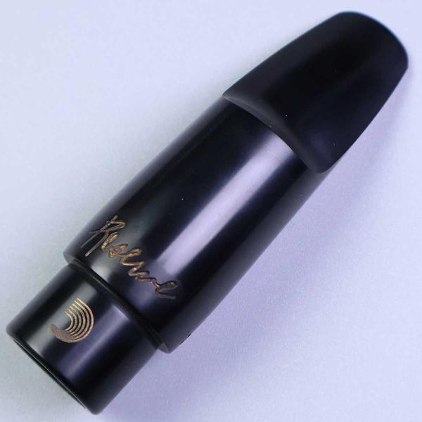 レゼルヴ マウスピースは、ダダリオ社の最先端技術とトップレベルのサクソフォン奏者によって開発されたクラシックサクソフォン奏者向けのマウスピースです。成型（型取り）は一切行わず、ハードラバーから完全削り出しで生産することにより、高品質で均一性...